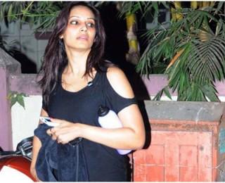 10 Pictures Of Bipasha Basu Without Makeup | Make Up Tips