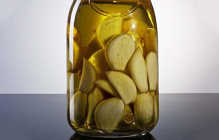 What Is Garlic Oil? How Can You Use It To Get Maximum Health Benefits?